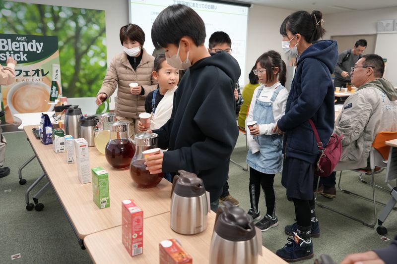 子どもも大人もコーヒーを見て、触れて、学ぶ！親子工場見学会 in AGF関東(株) | AGF®